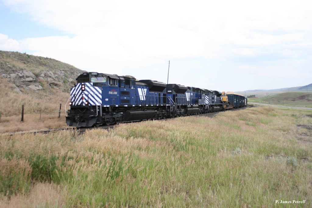 MRL 4301 leads a set of SD70ACe's on the LM around the Truck Stop curve
